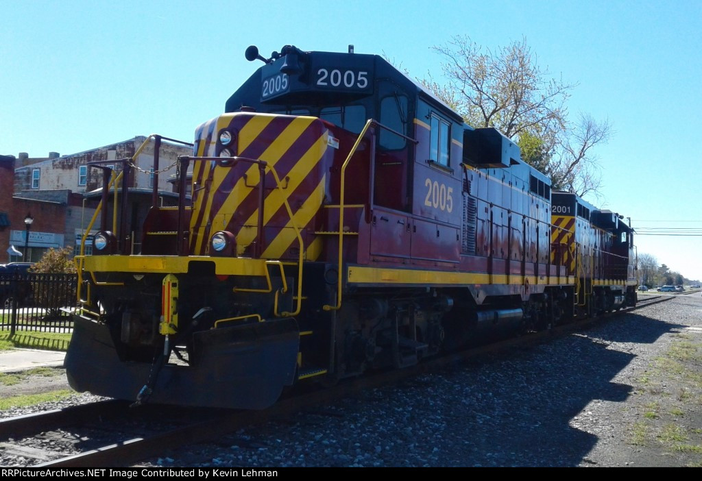 AVR 2005 & SWP 2001 sitting on the mainline in Delmar